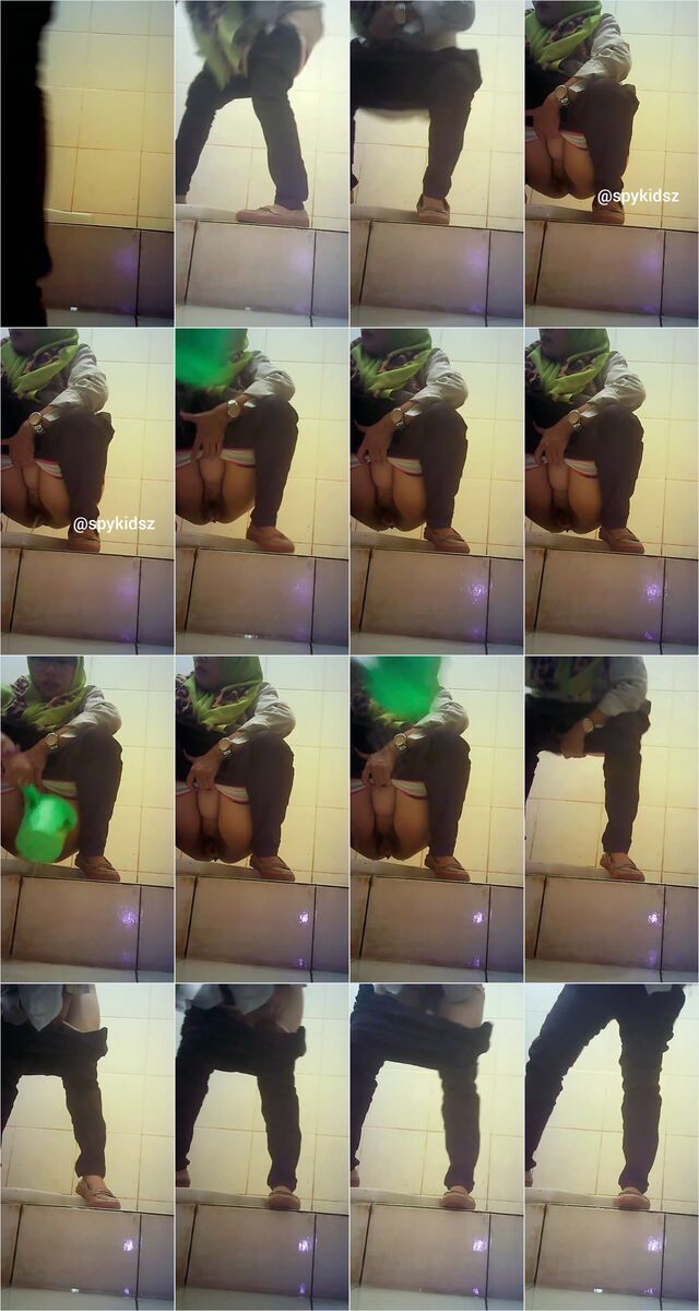 Bunda Jilbab Pipis Di Toilet SPBU
