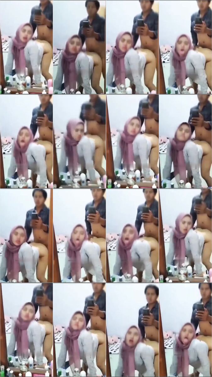 Jilbab Pink Doggy ngaca sambil melet muka sensor
